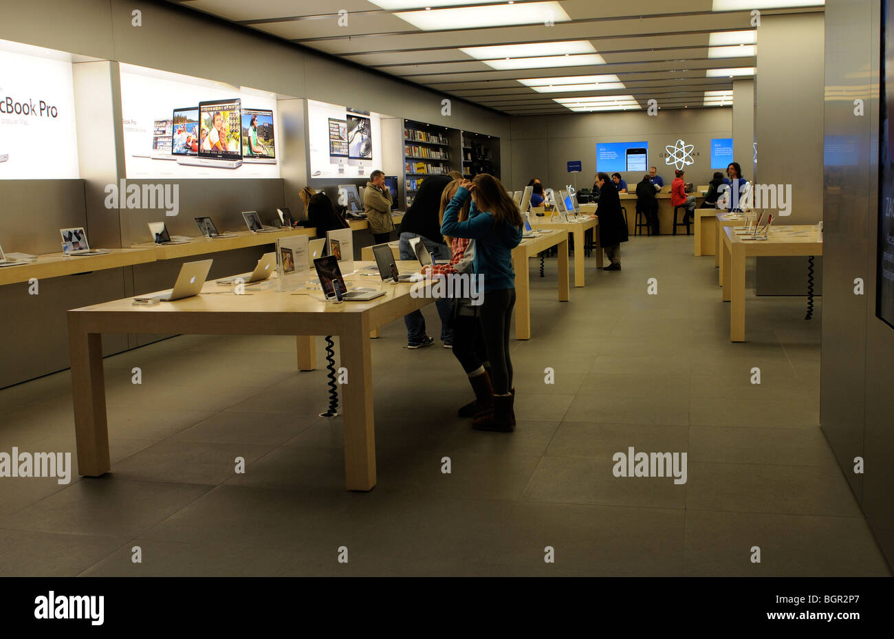 Apple showroom hi-res stock photography and images - Alamy