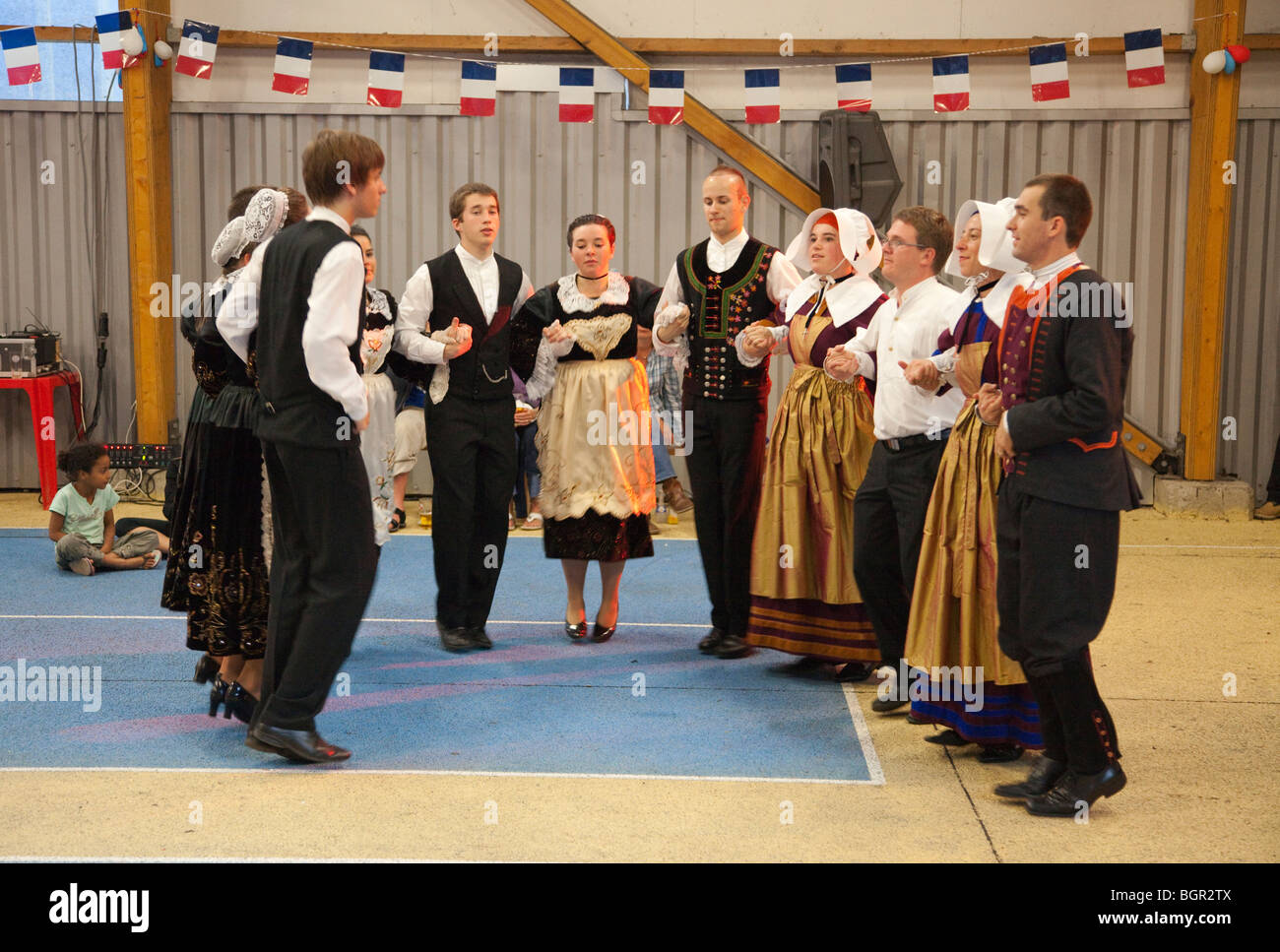 Traditional Breton dancing at Arzano in Finistère Stock Photo - Alamy