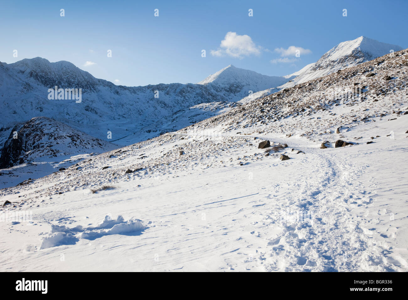 View to Mount Snowdon peak with snow on Miners Track in mountains in ...