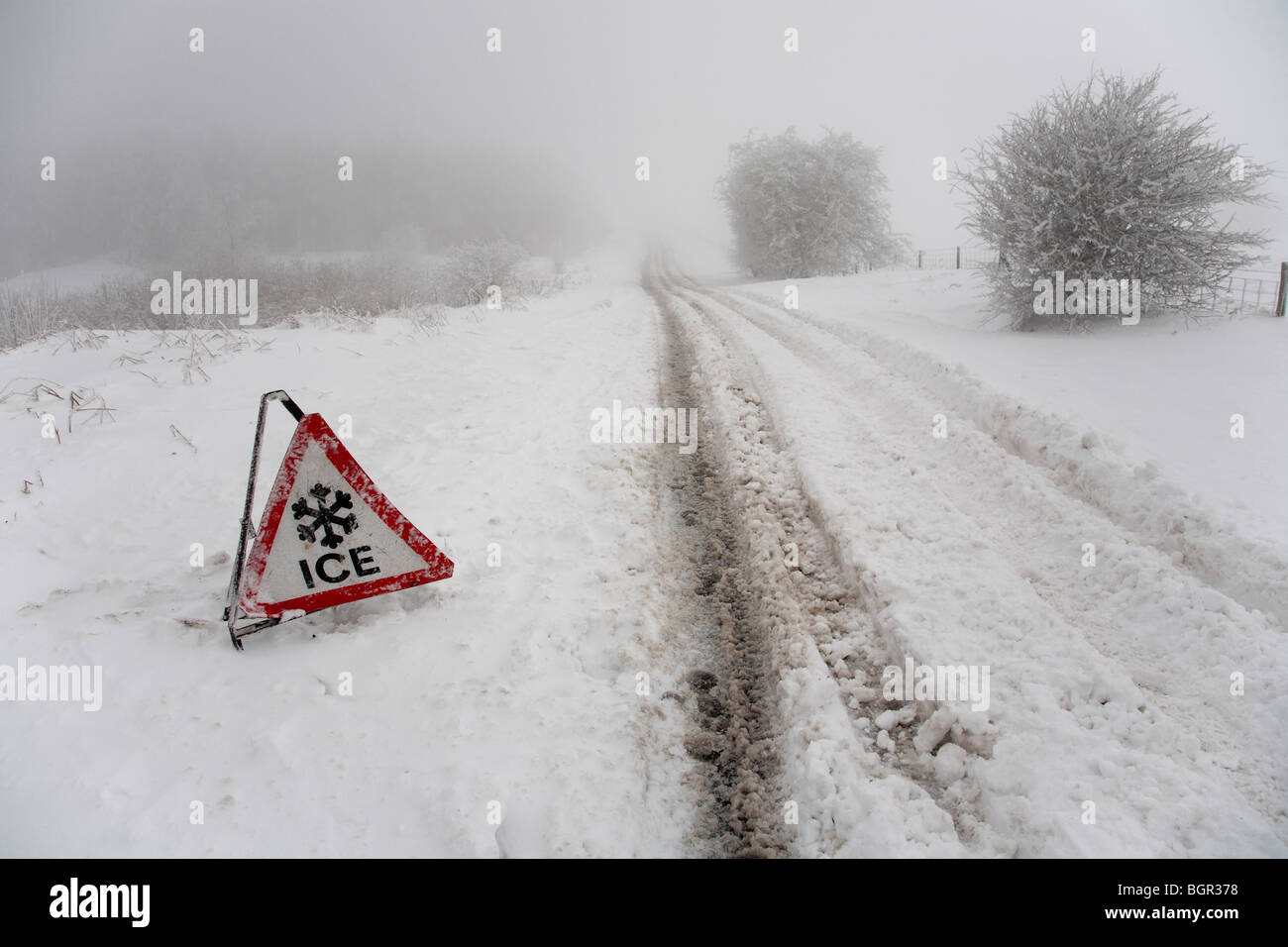 Ringinglow road in Sheffield, closed because of heavy snow, winter ...