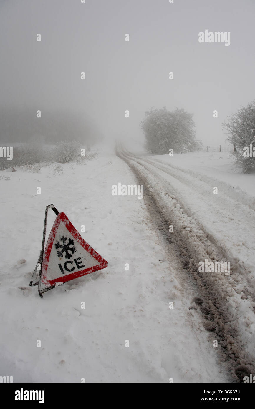 Ringinglow road in Sheffield, closed because of heavy snow, winter ...