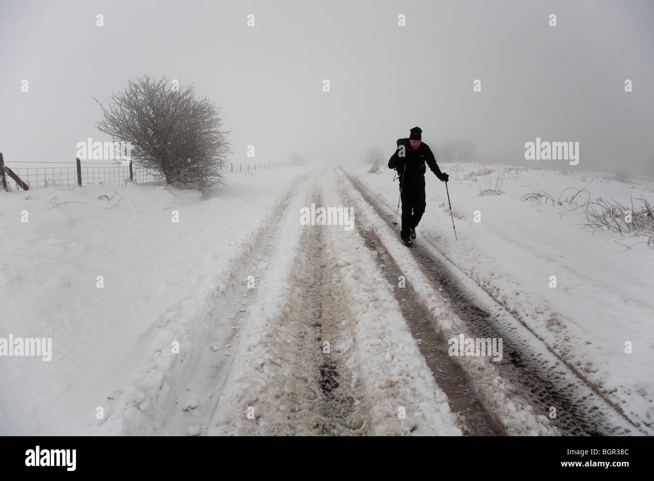 Ringinglow road in Sheffield, closed because of heavy snow, winter ...