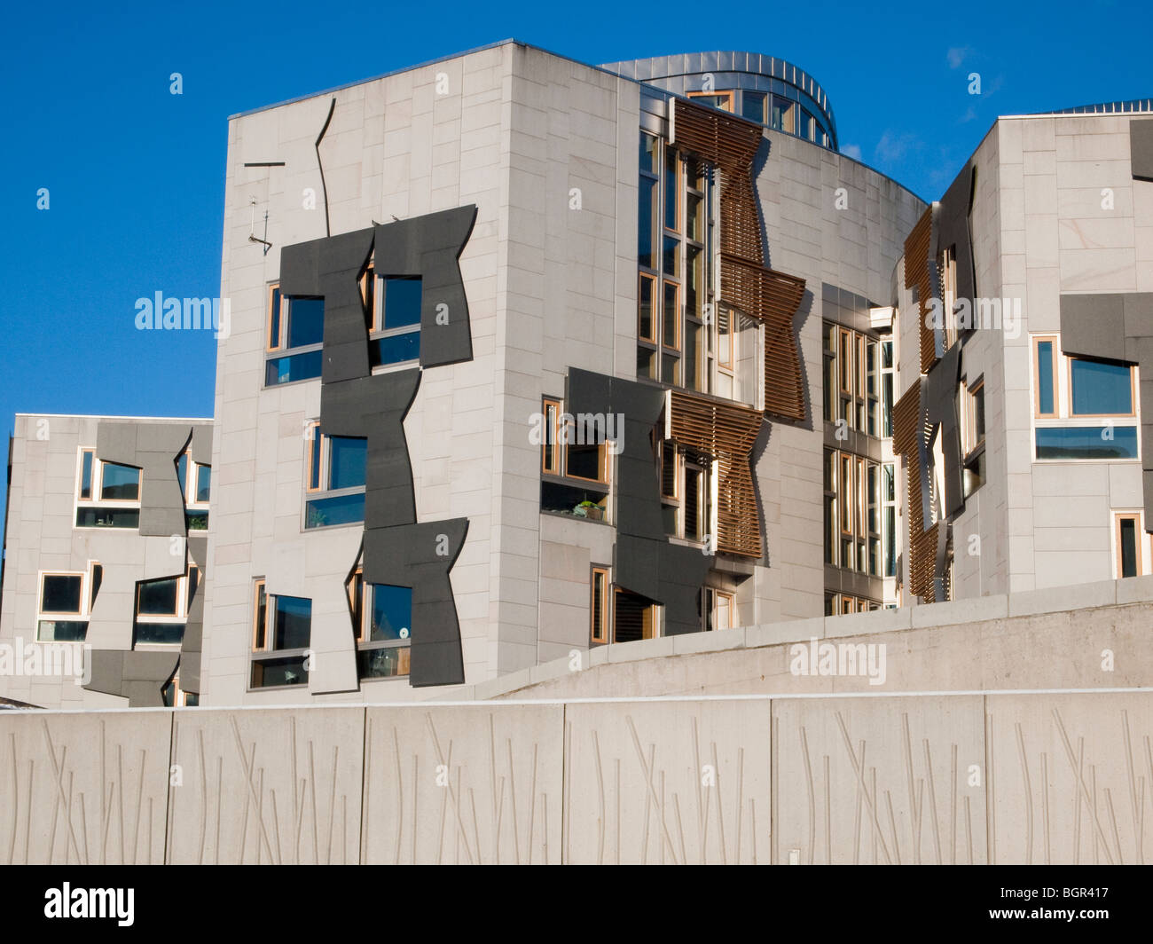 Holyrood parliament building hi-res stock photography and images - Alamy