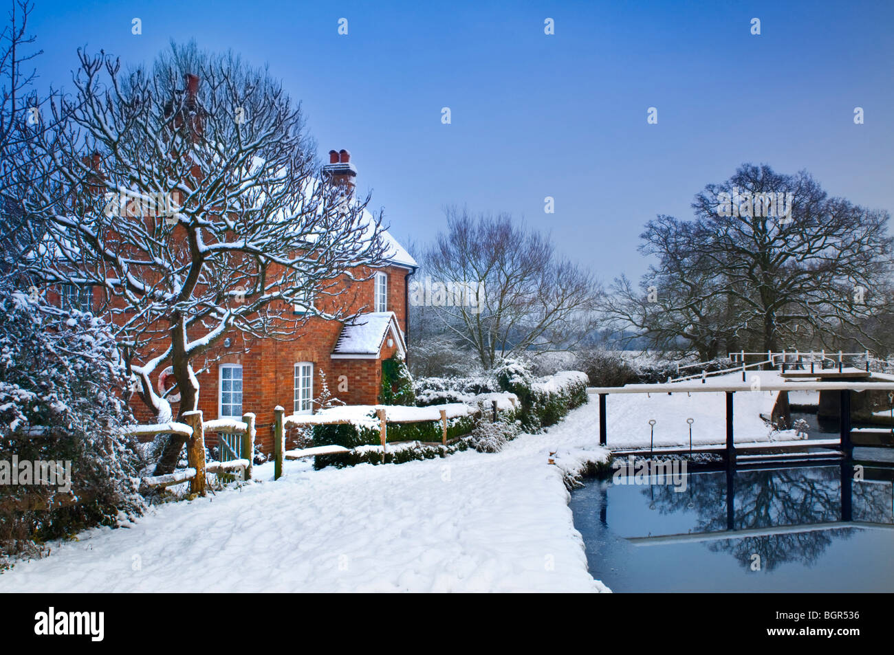 Cottage snow uk hi-res stock photography and images - Alamy