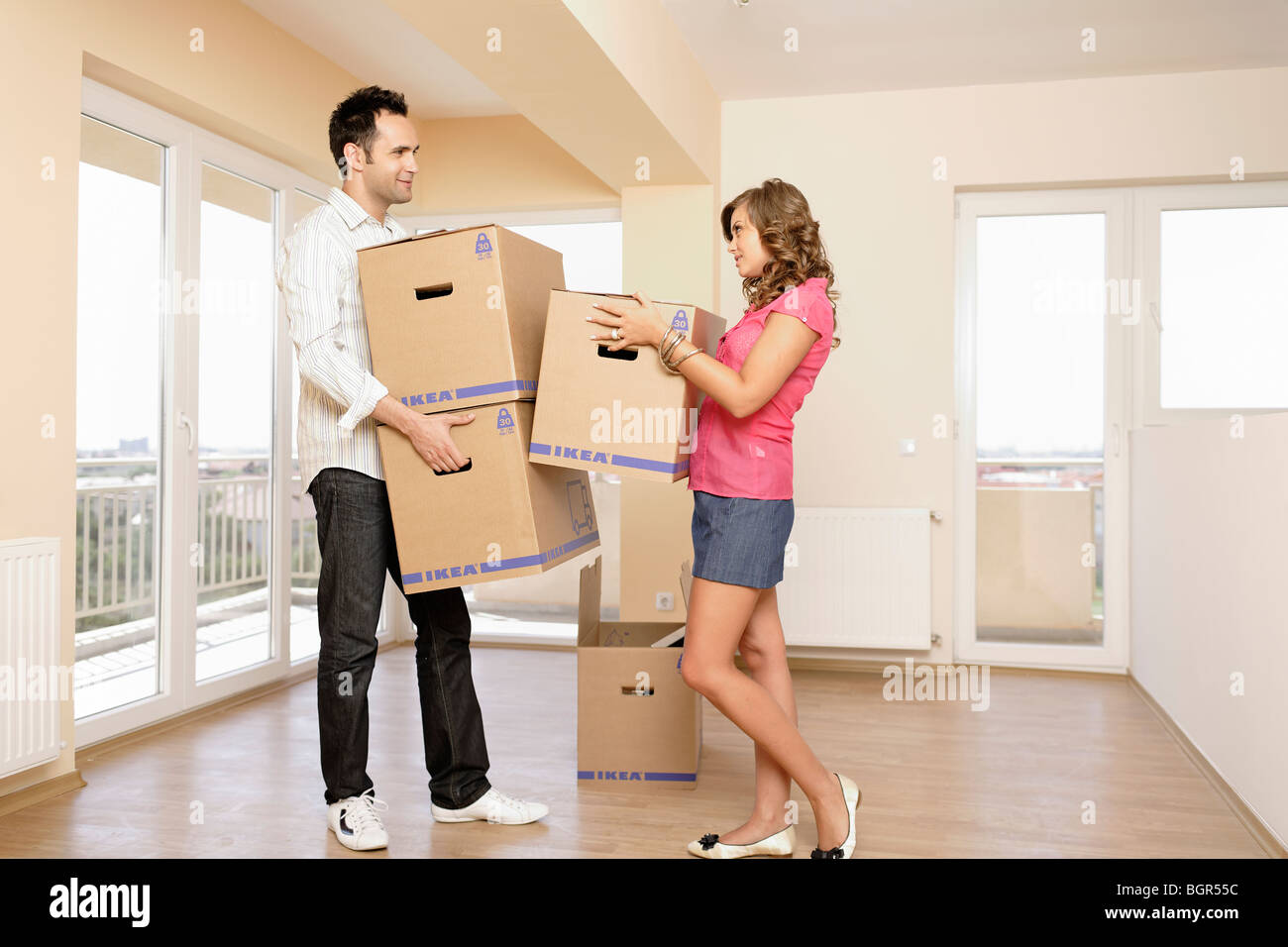 How to lift a box hi-res stock photography and images - Alamy