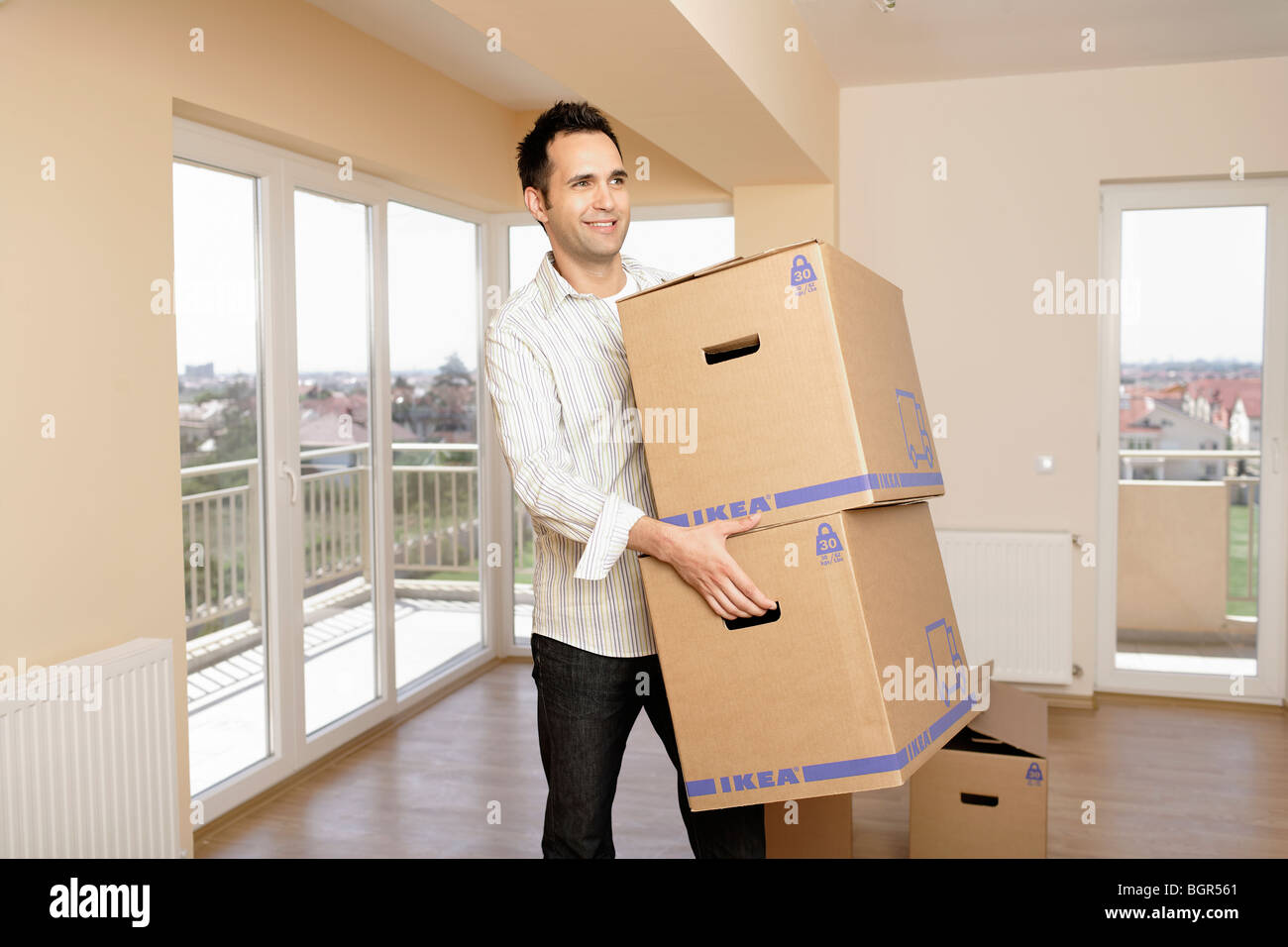 Man lift a box hi-res stock photography and images - Alamy