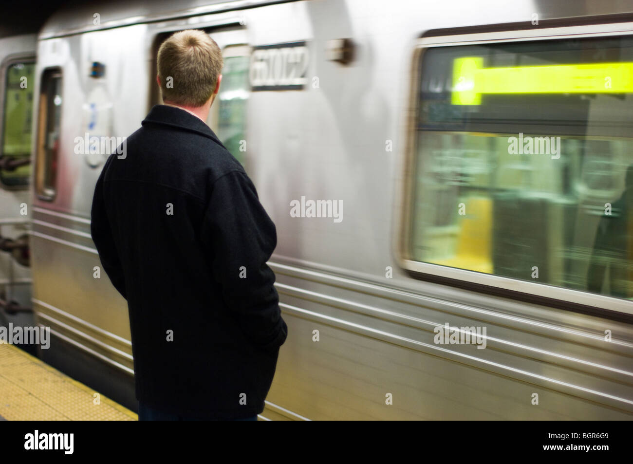 Waiting for a train on the new york subway hi-res stock photography and ...