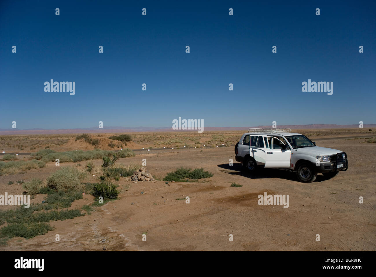 Toyota land cruiser desert hi-res stock photography and images - Alamy