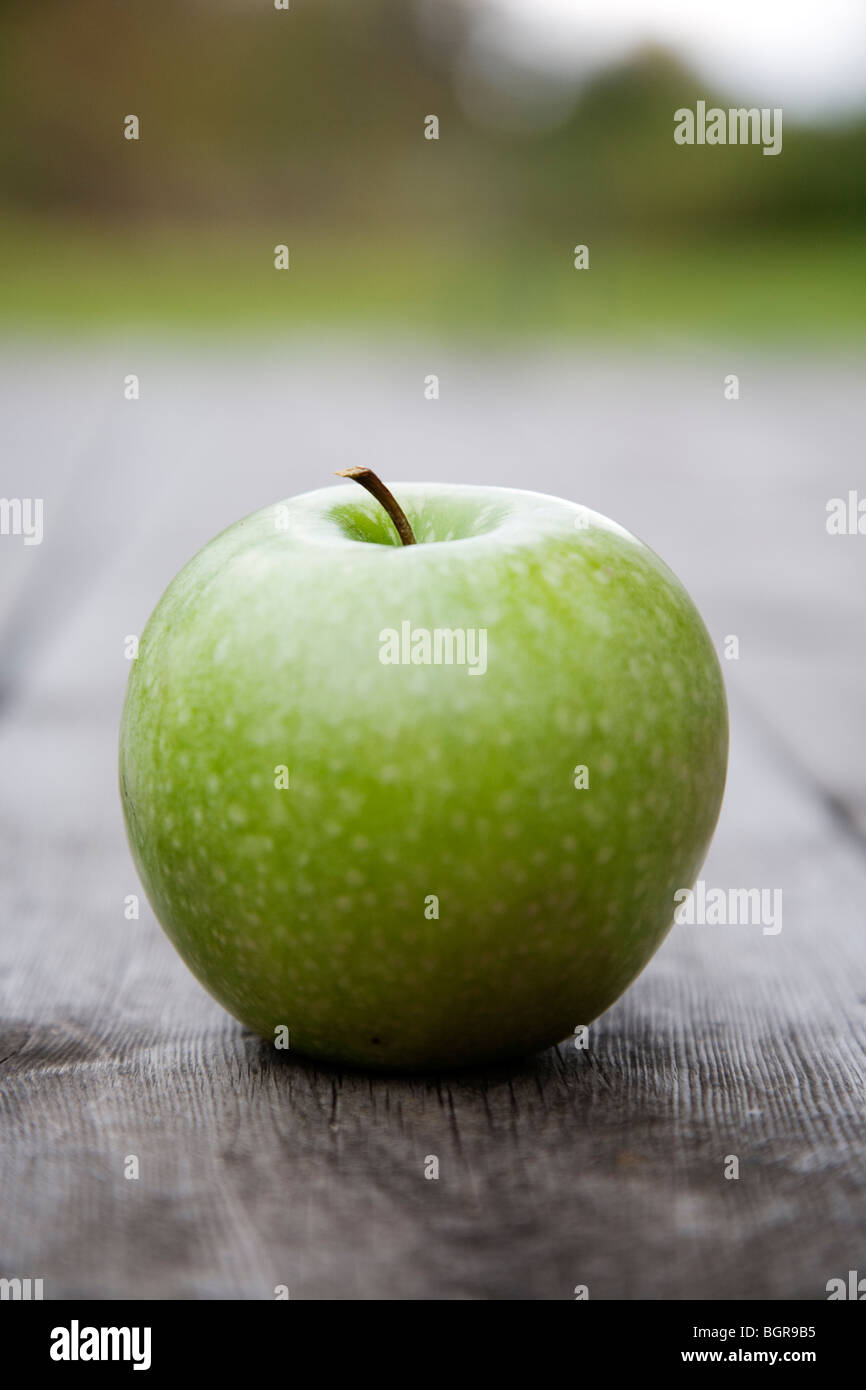 A green apple Stock Photo - Alamy