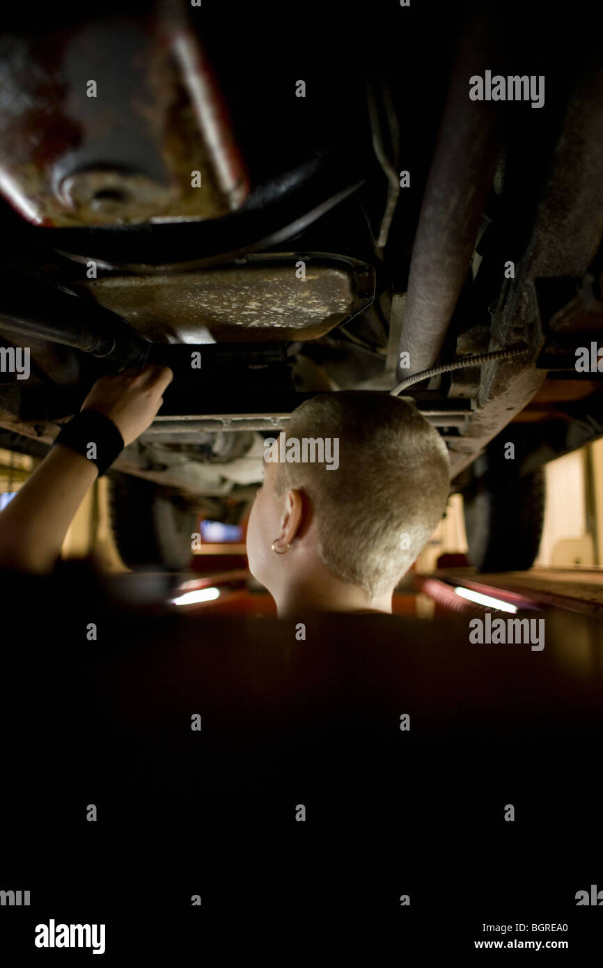 Work working on cars autos hi-res stock photography and images - Alamy