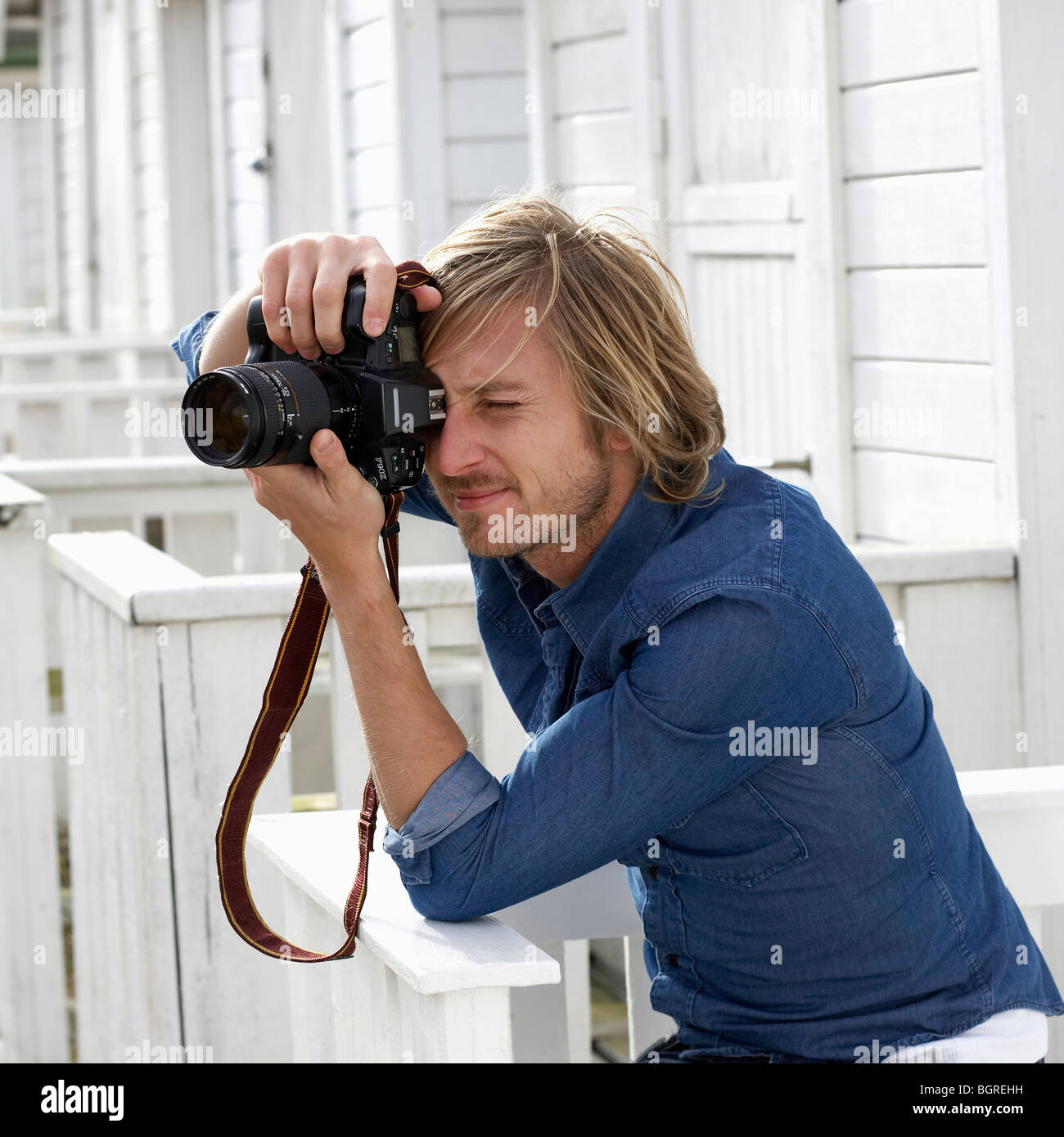 People using old cameras hi-res stock photography and images - Alamy