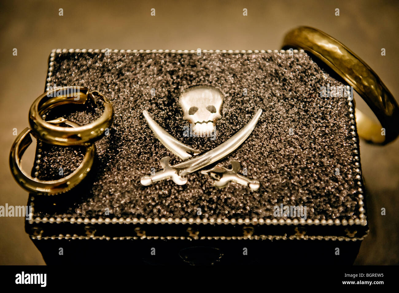 Treasure chest jewels hi-res stock photography and images - Alamy