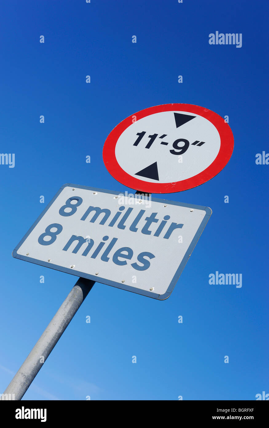 Bi lingual sign wales hi-res stock photography and images - Alamy