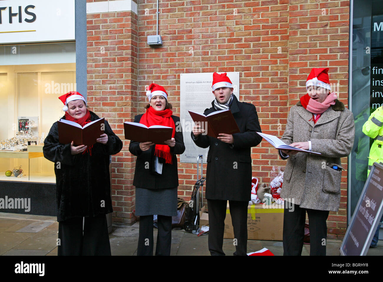 Carol singers street hi-res stock photography and images - Alamy