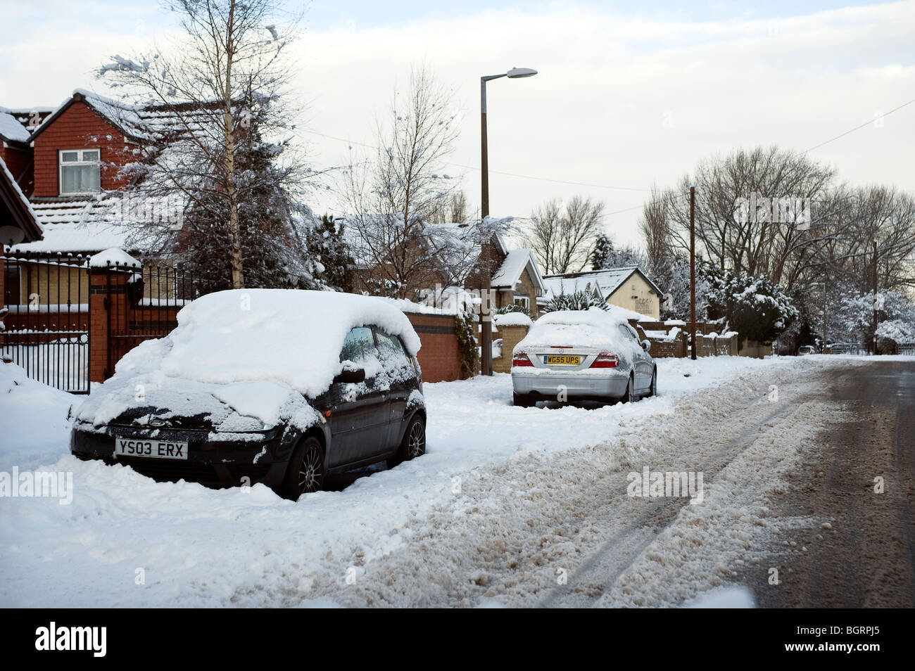 Cars outside houses after heavy snow Stock Photo - Alamy