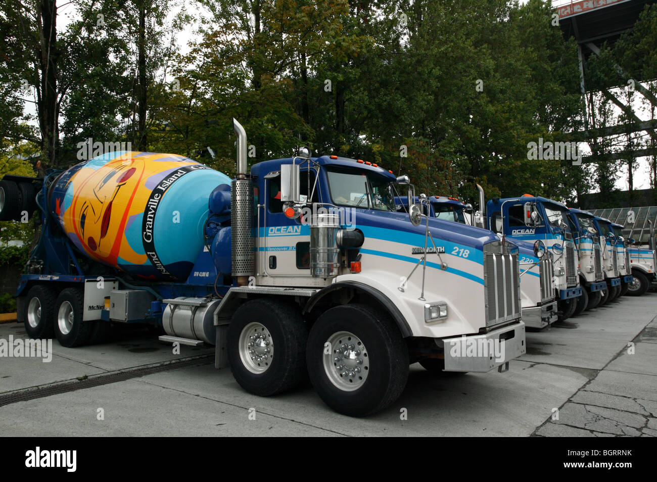 Kenworth cement mixer trucks hi-res stock photography and images - Alamy