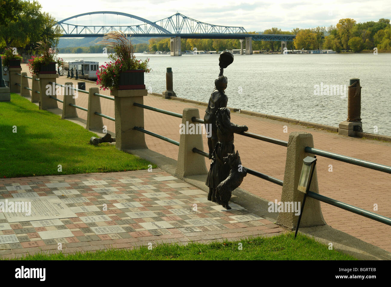 Riverfront park statue hi-res stock photography and images - Alamy