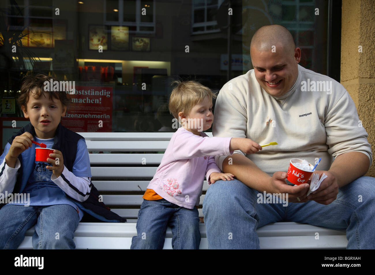 Family ice cream sundae hi-res stock photography and images - Alamy