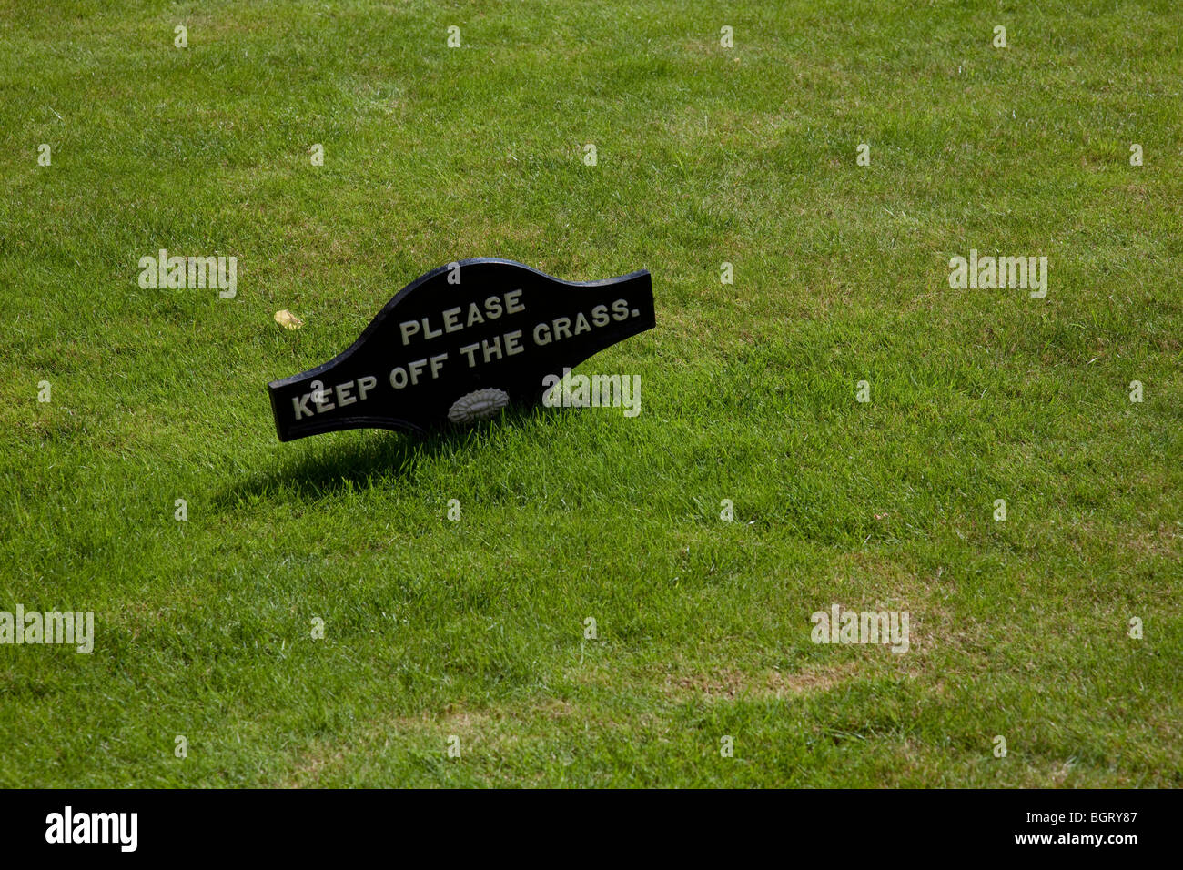 Keep off the grass sign Stock Photo - Alamy