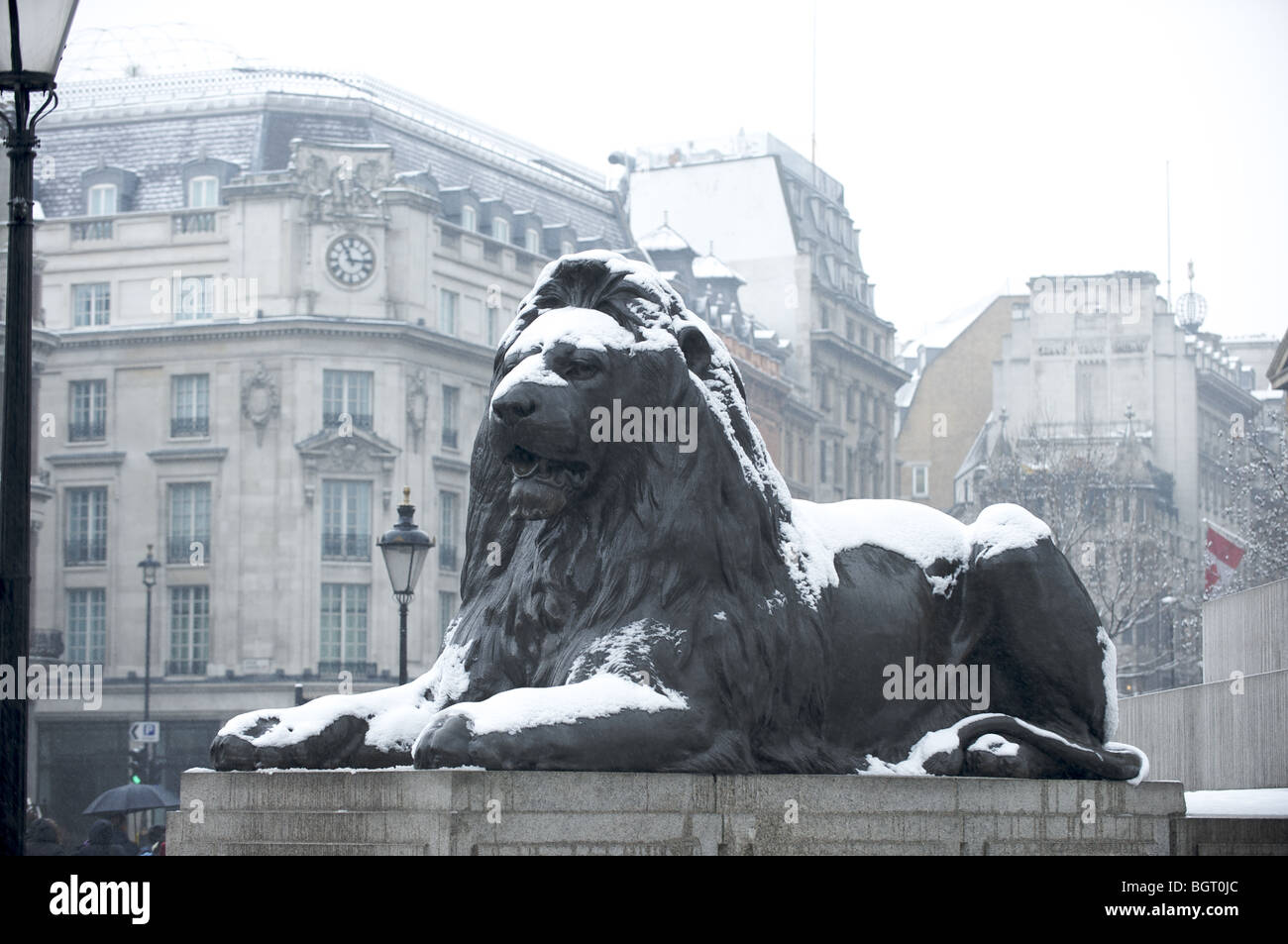 Lion statue snow london hi-res stock photography and images - Alamy