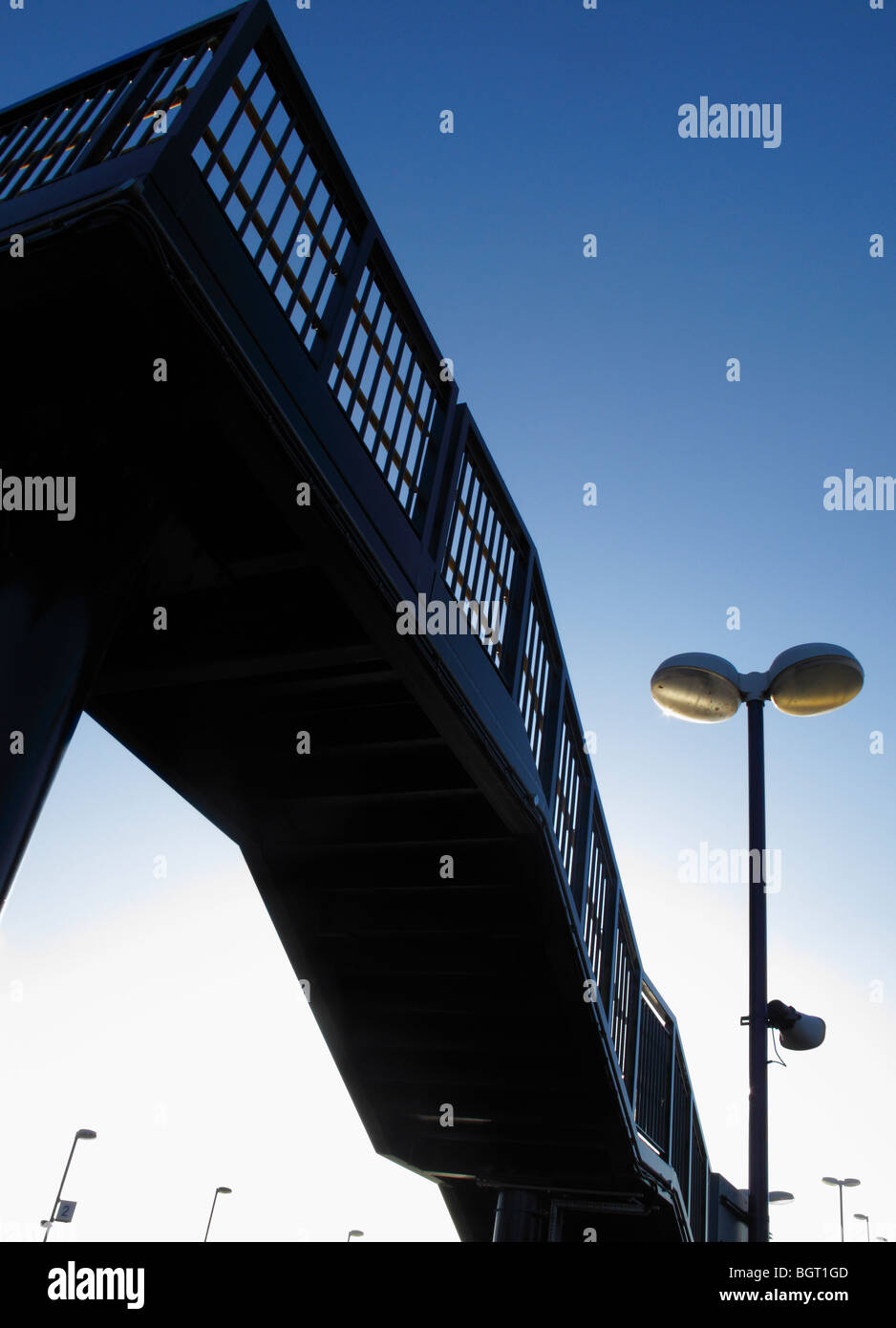 Bridge over the tracks at Radley Railway Station, Oxfordshire Stock ...