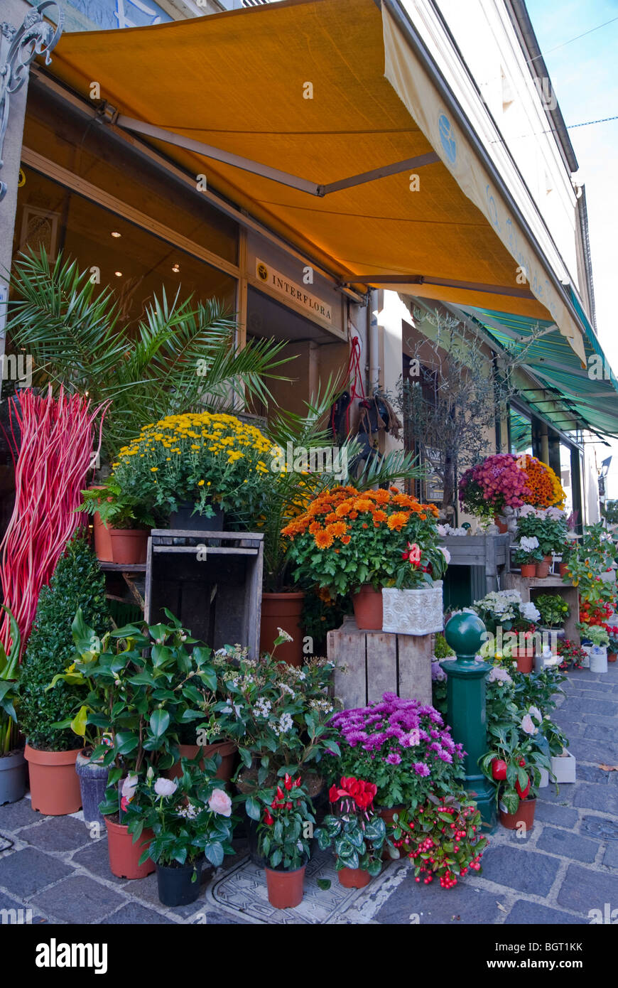 Florist shop sidewalk hi-res stock photography and images - Alamy