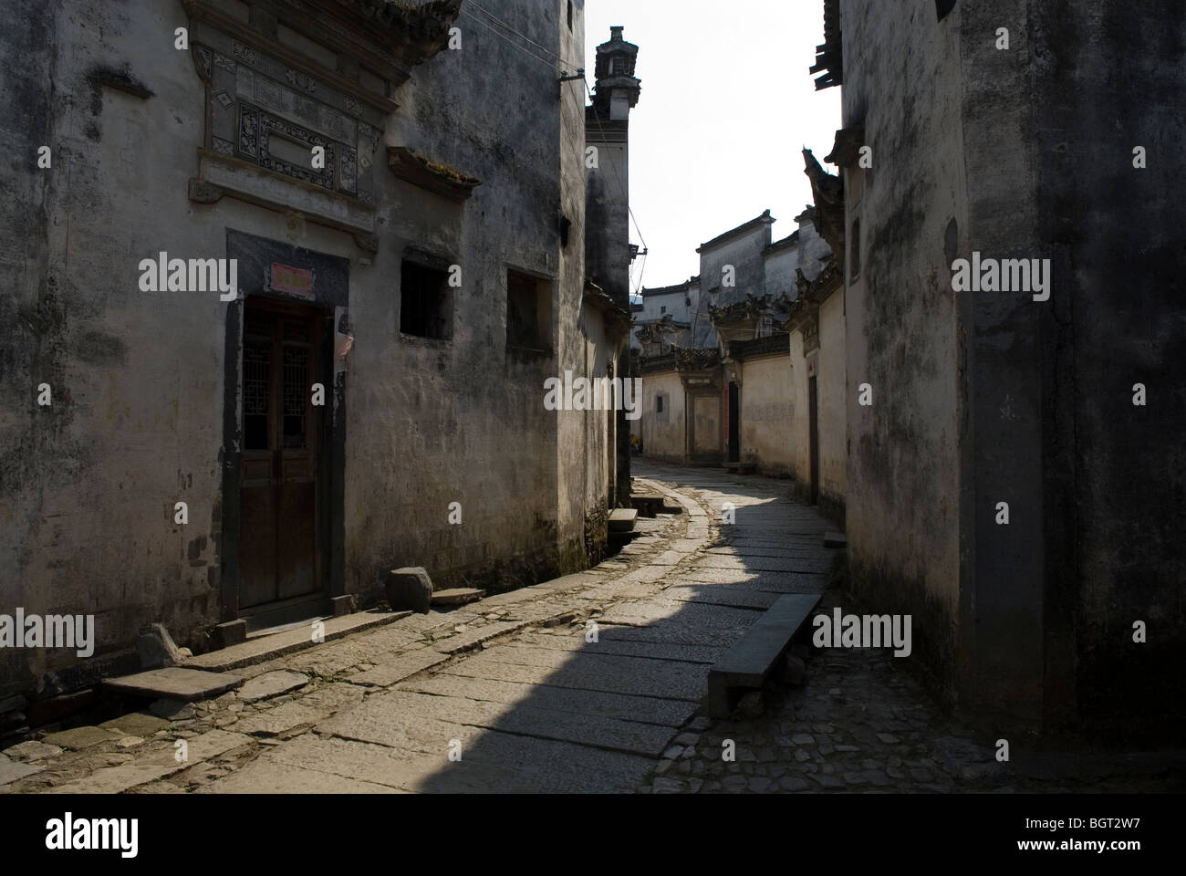 Narrow alley in ancient village of Nanping. Anhui province, China Stock ...