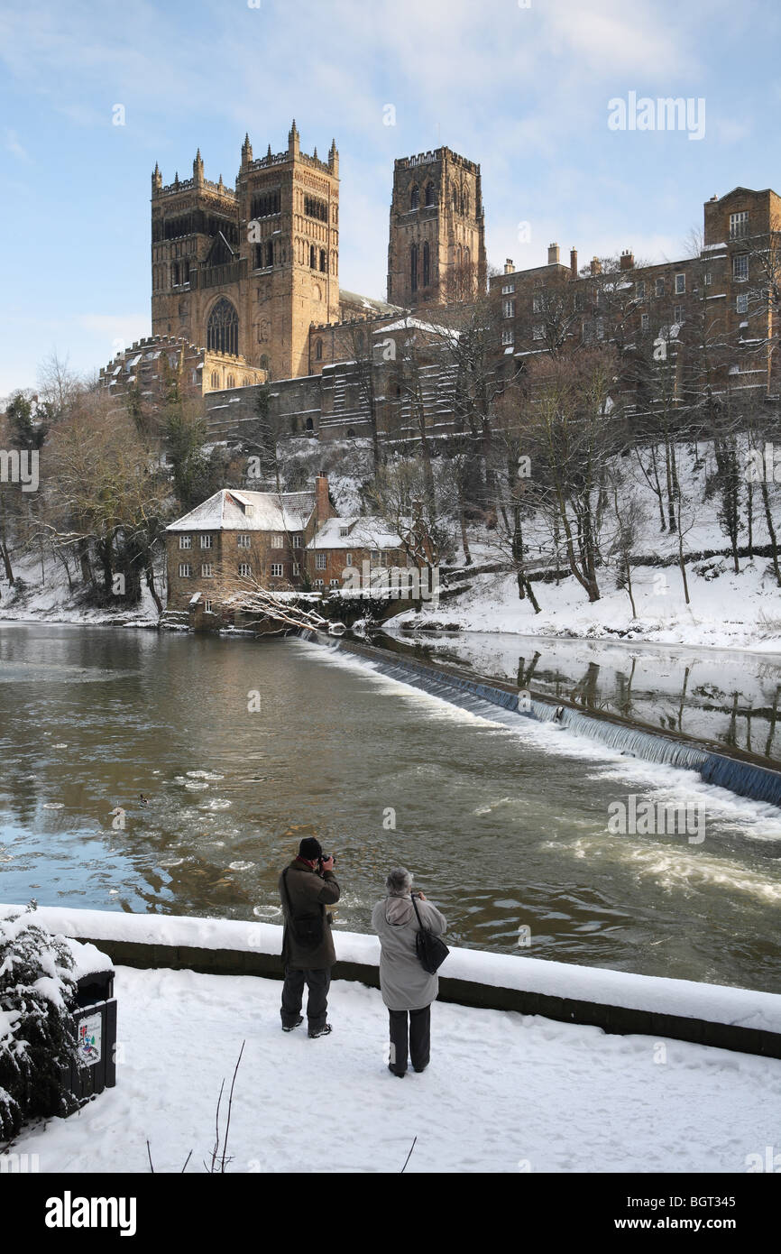 Tourists outside cathedral architecture hi-res stock photography and ...