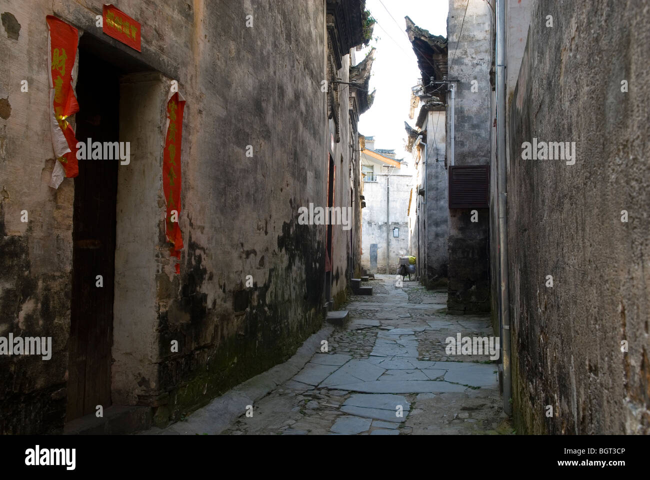 Narrow alley in ancient village of Nanping. Anhui province, China Stock ...