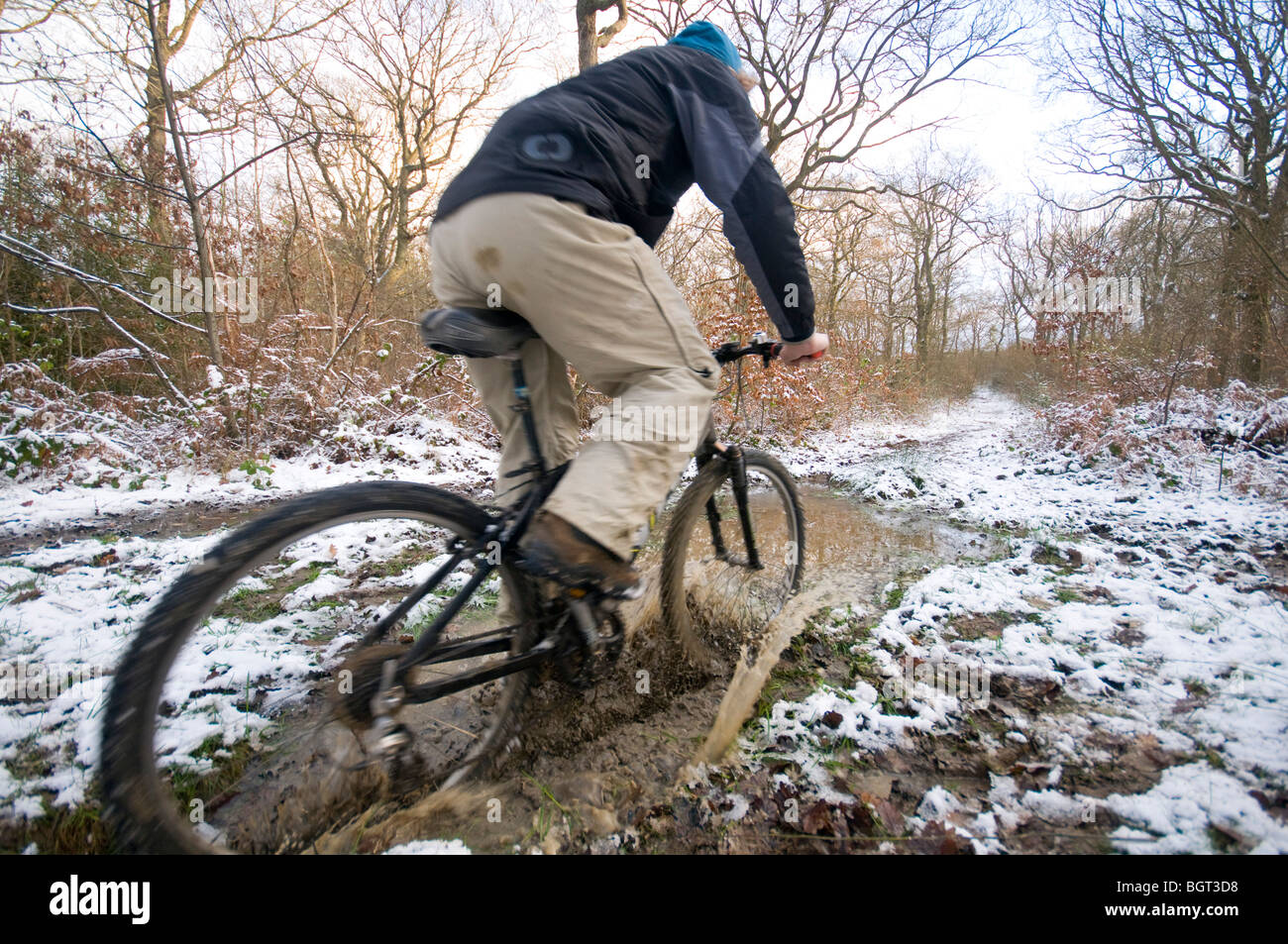 Mountain biking through mud hi-res stock photography and images - Alamy