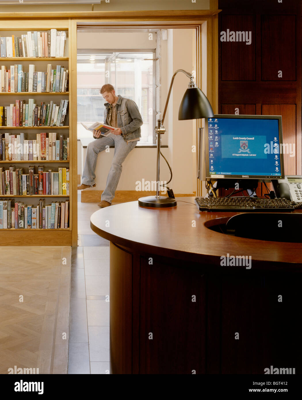 Reception desk library hi-res stock photography and images - Alamy