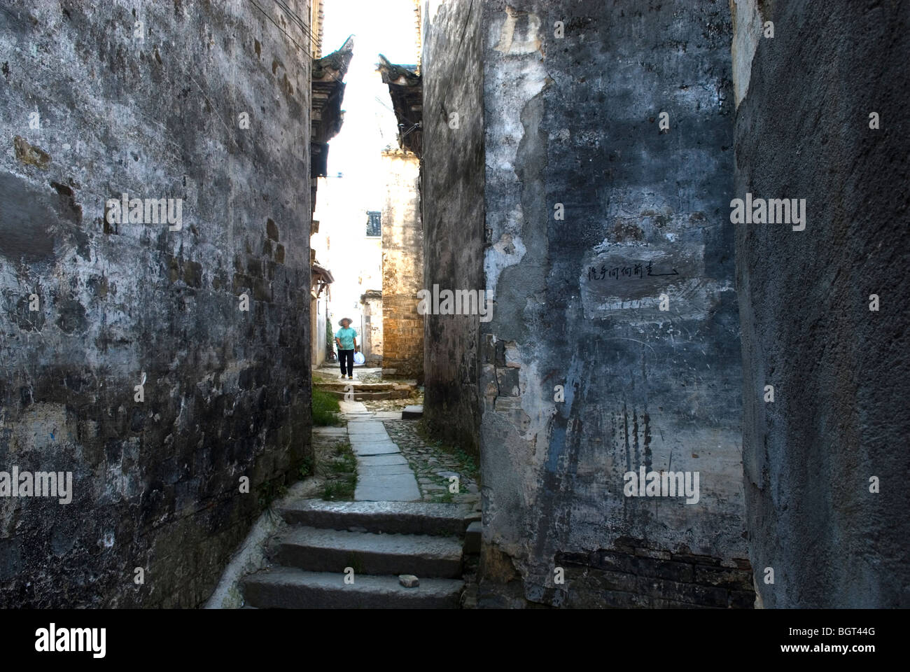 Narrow alley in ancient village of Nanping. Anhui province, China Stock ...
