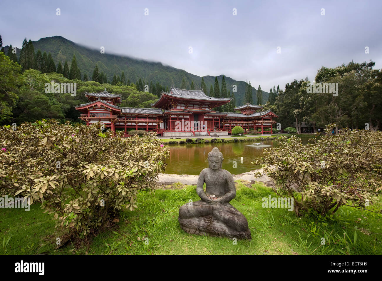 Byodo in temple buddha hi-res stock photography and images - Alamy