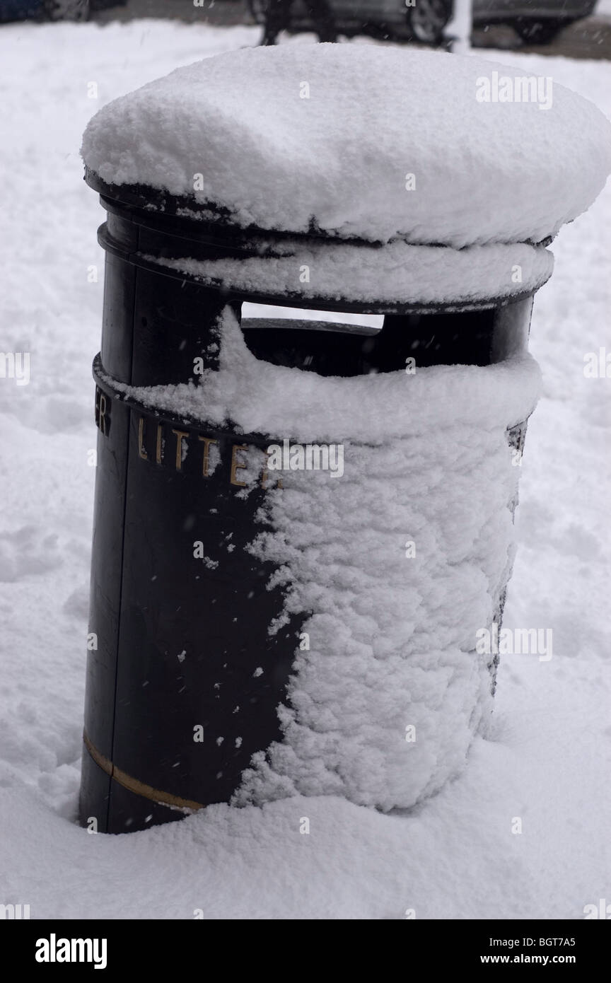 Snowy litter bin Stock Photo - Alamy