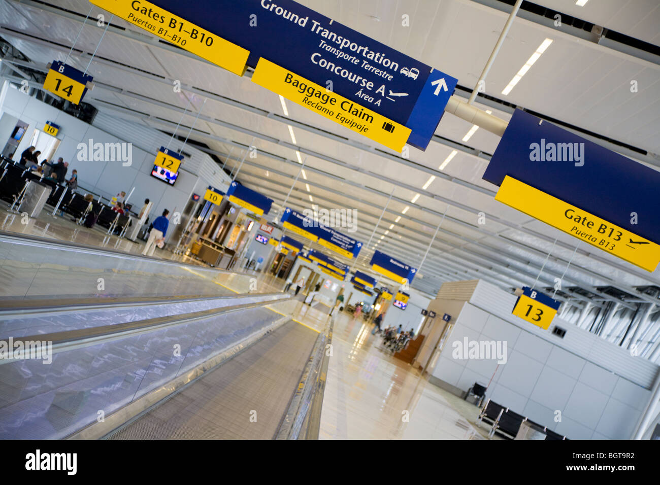 Airport gates signs hi-res stock photography and images - Alamy
