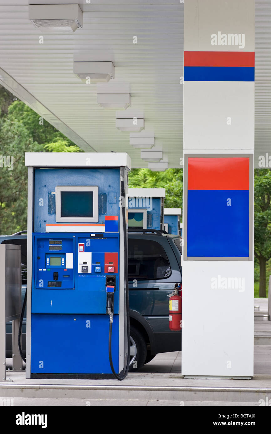 Red white and blue gas station sign hi-res stock photography and images ...