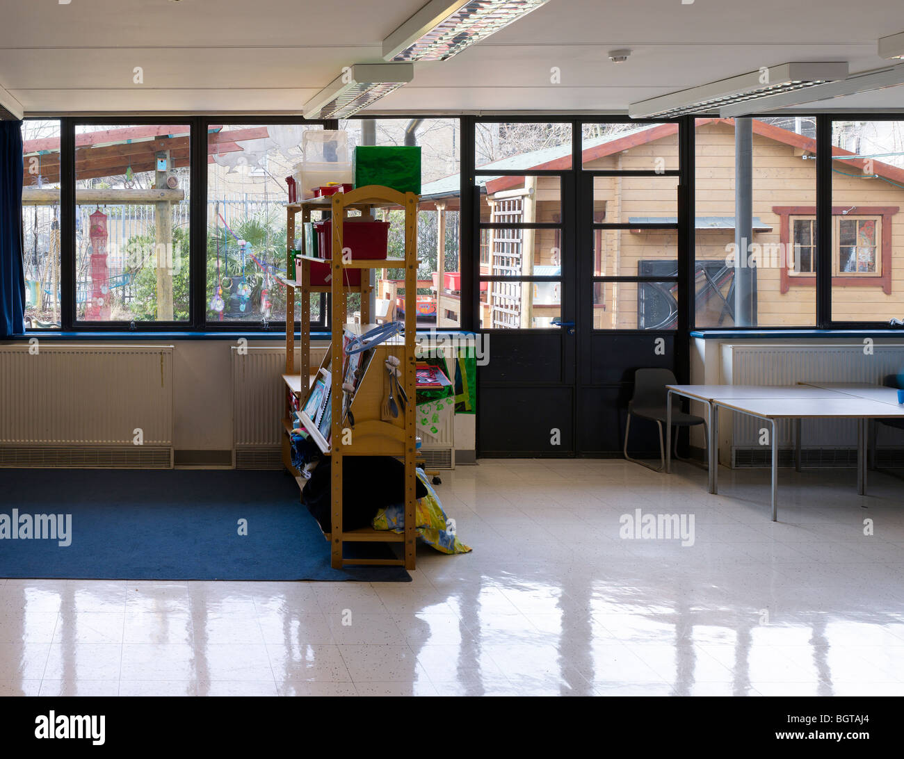 Classroom door uk hi-res stock photography and images - Alamy