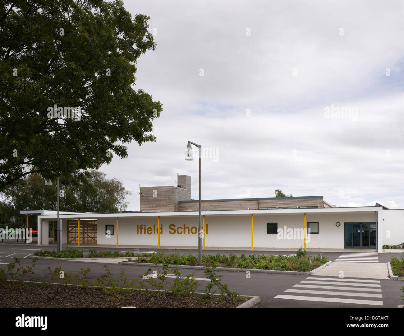 Pilotis school hi-res stock photography and images - Alamy