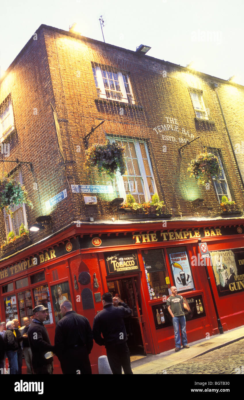 Pub The Temple Bar at Temple Bar, Dublin, Ireland Stock Photo - Alamy