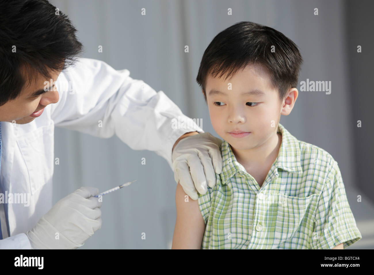 Shoulder pain injection hi-res stock photography and images - Alamy