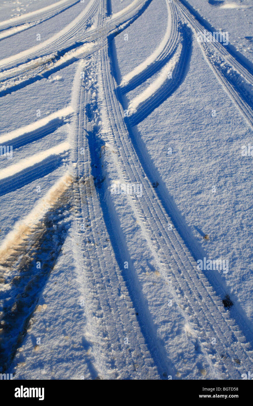 Tyre tracks in the snow Stock Photo - Alamy