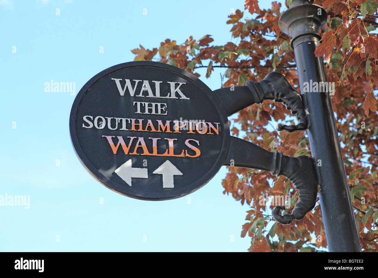 Southampton, Walk The Southampton Walls Sign Stock Photo - Alamy