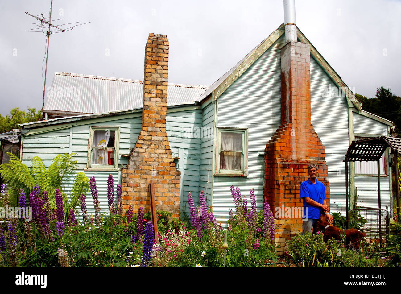 Gary Reardon outside his home, Zeehan, Tasmania Stock Photo - Alamy