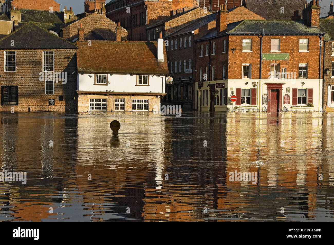 Underwater flowing river uk hi-res stock photography and images - Alamy