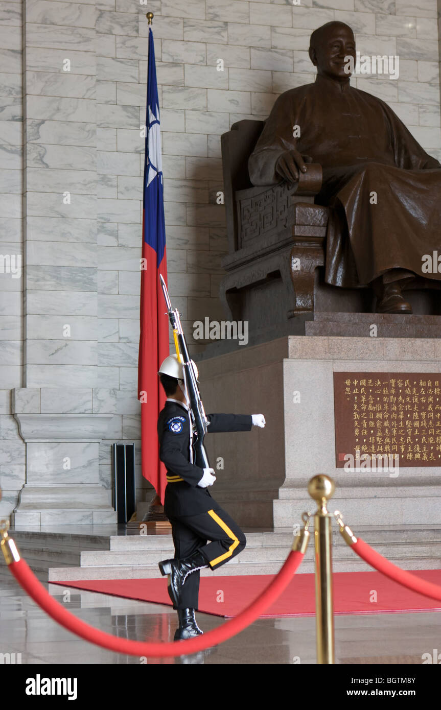 Changing of the guards at chiang kai shek memorial hall Stock Photo - Alamy