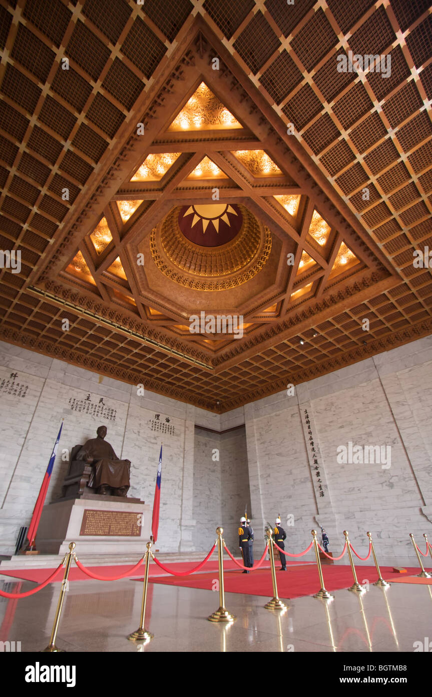 Changing of the guards at chiang kai shek memorial hall Stock Photo - Alamy