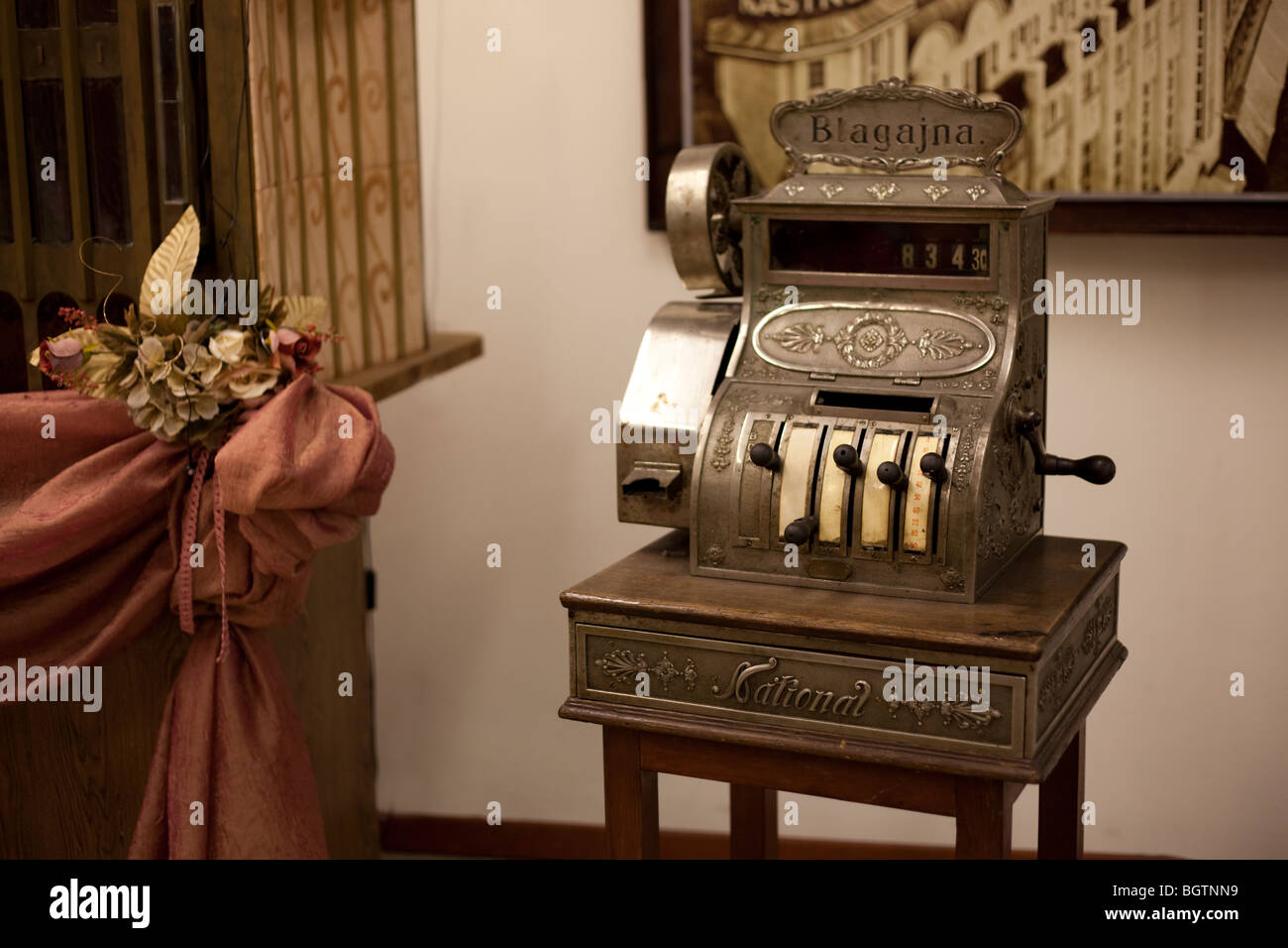 Pay with cash hi-res stock photography and images - Alamy