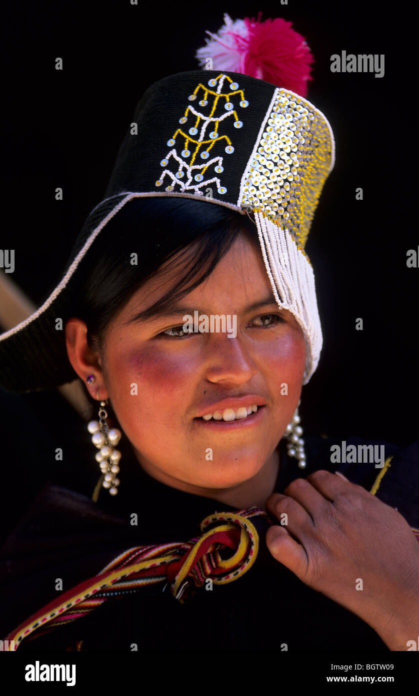Bolivian lady smiling portrait hi-res stock photography and images - Alamy