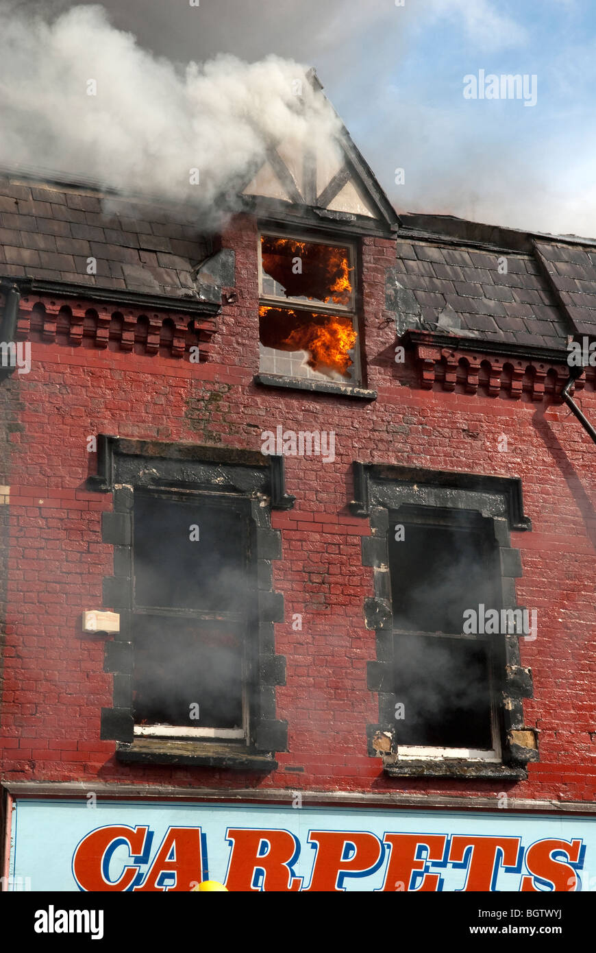 Roof of shop on fire with large flames and smoke Stock Photo - Alamy
