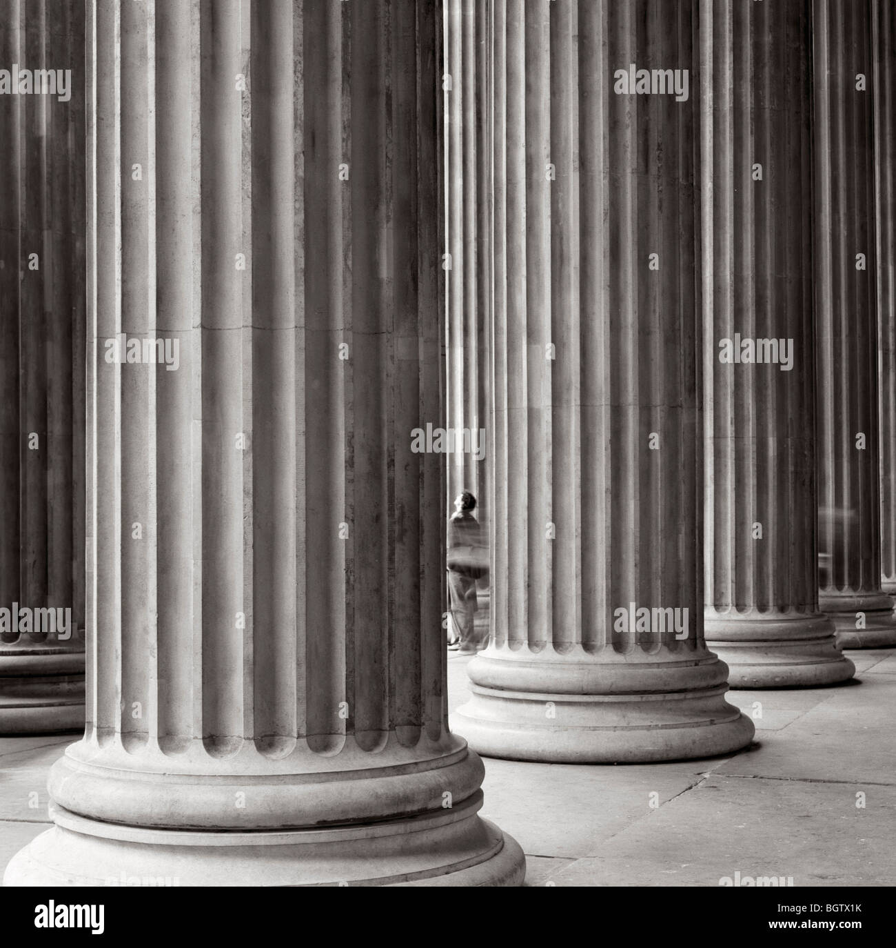 External columns hi-res stock photography and images - Alamy